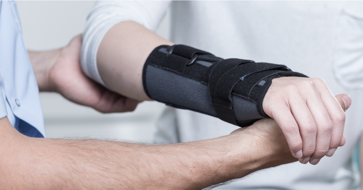 Uraz ręki – nie lekceważ go i zadbaj o regenerację